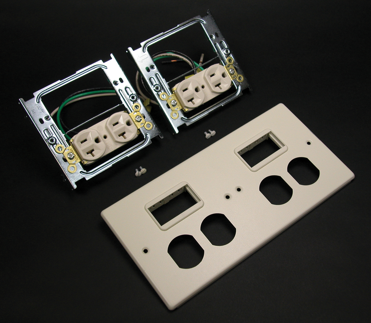 WIREMOLD V4047-2WWSS : 4-GANG W/TWO DUPLEX INSTALLED | Gordon Electric ...